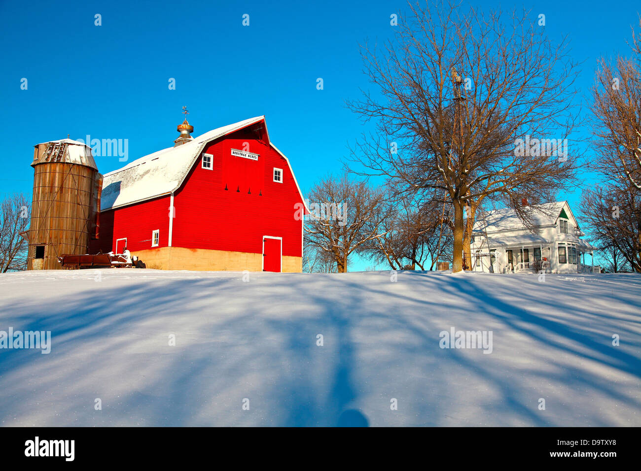 Usa minnesota red barn hi-res stock photography and images - Alamy