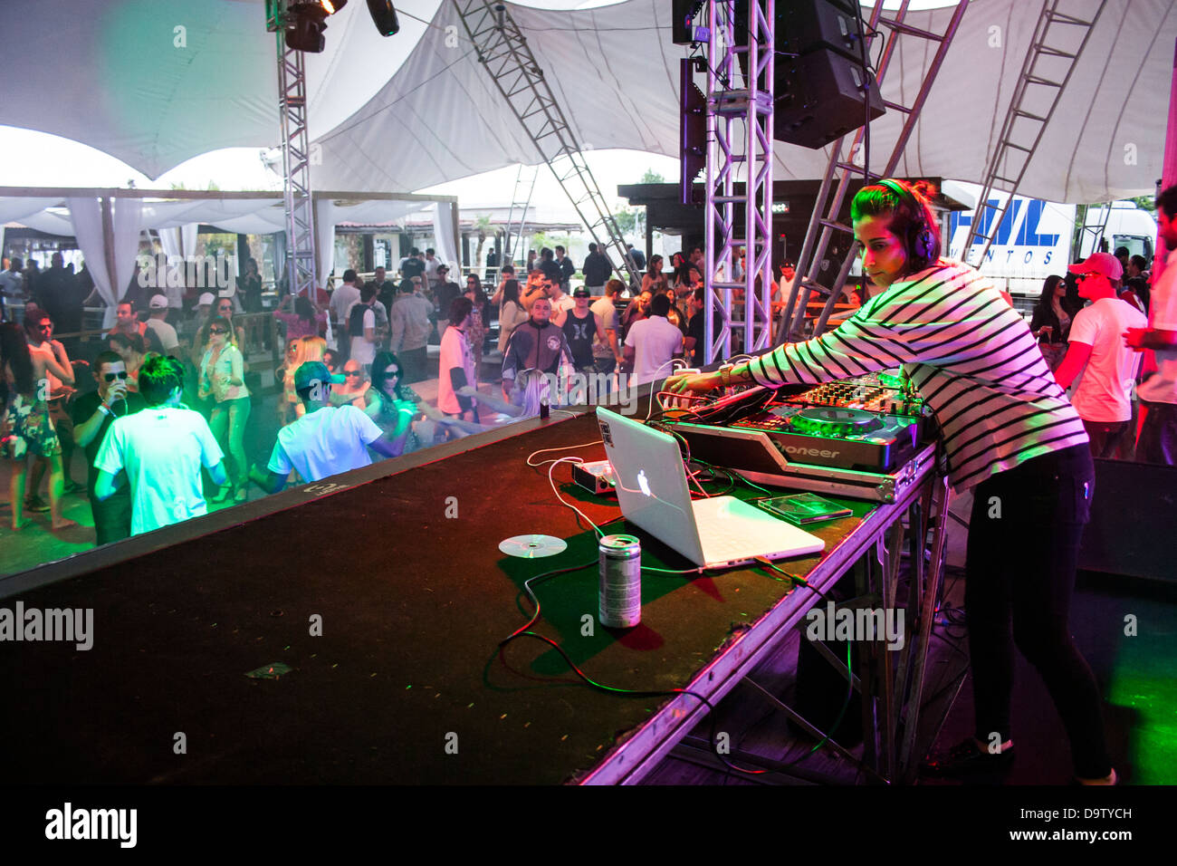 Night club dancing inside hi-res stock photography and images - Alamy