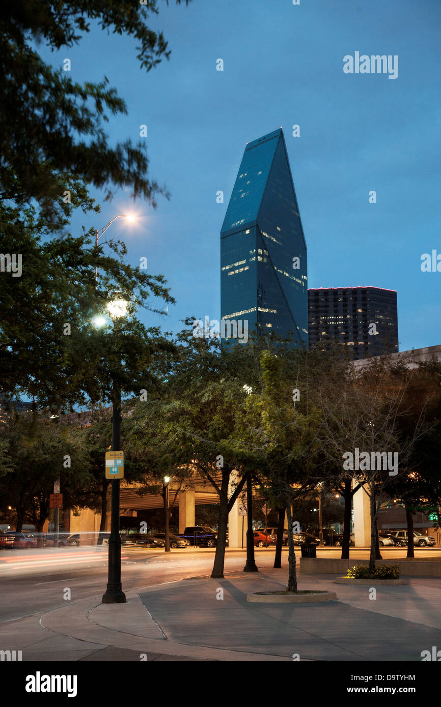 USA, Texas, Dallas, Fountain Place building at night Stock Photo - Alamy