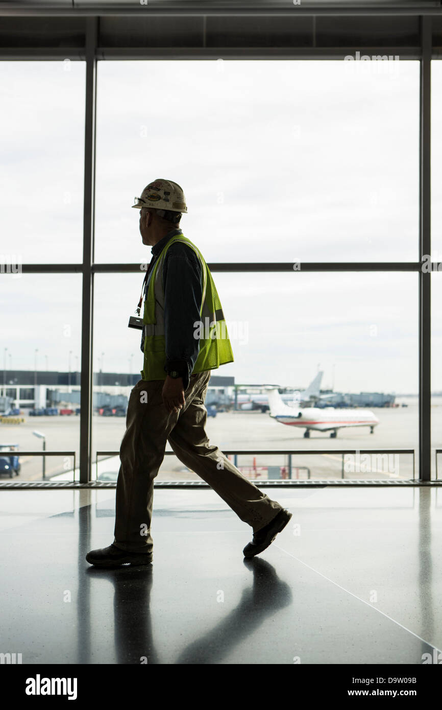 USA, illinois, Chicago, Grand crew worker walking Chicago O'Hare ...