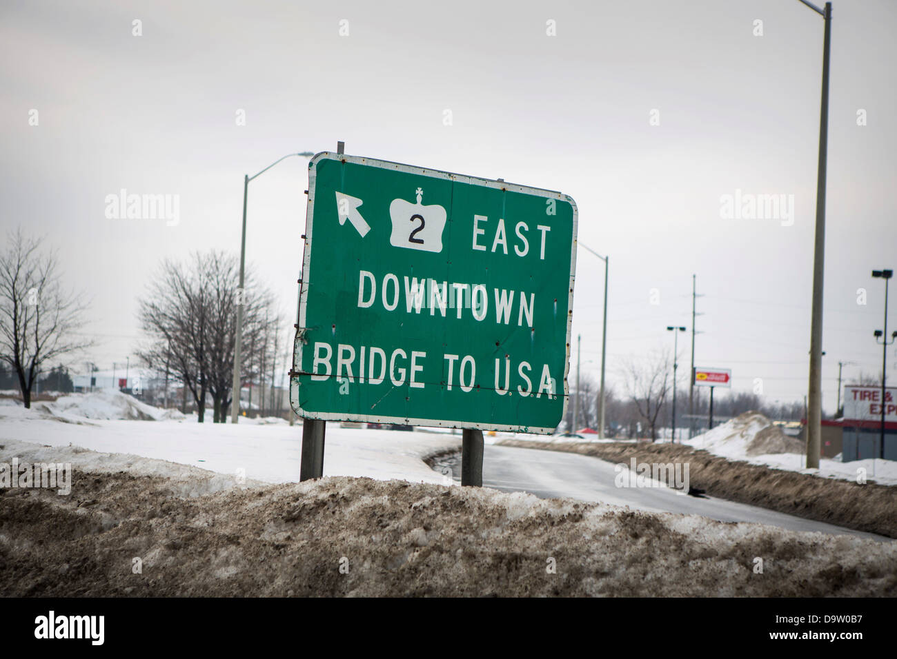 Canada, Sign showing way to Bridge to United States sign Stock Photo ...