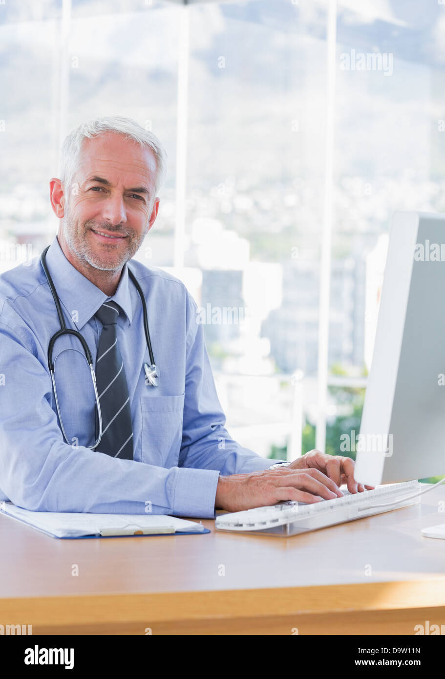 Doctor typing computer hi-res stock photography and images - Alamy
