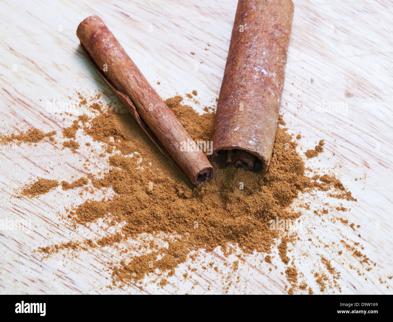 Cinnamon powder spice and bark sticks close up Stock Photo - Alamy