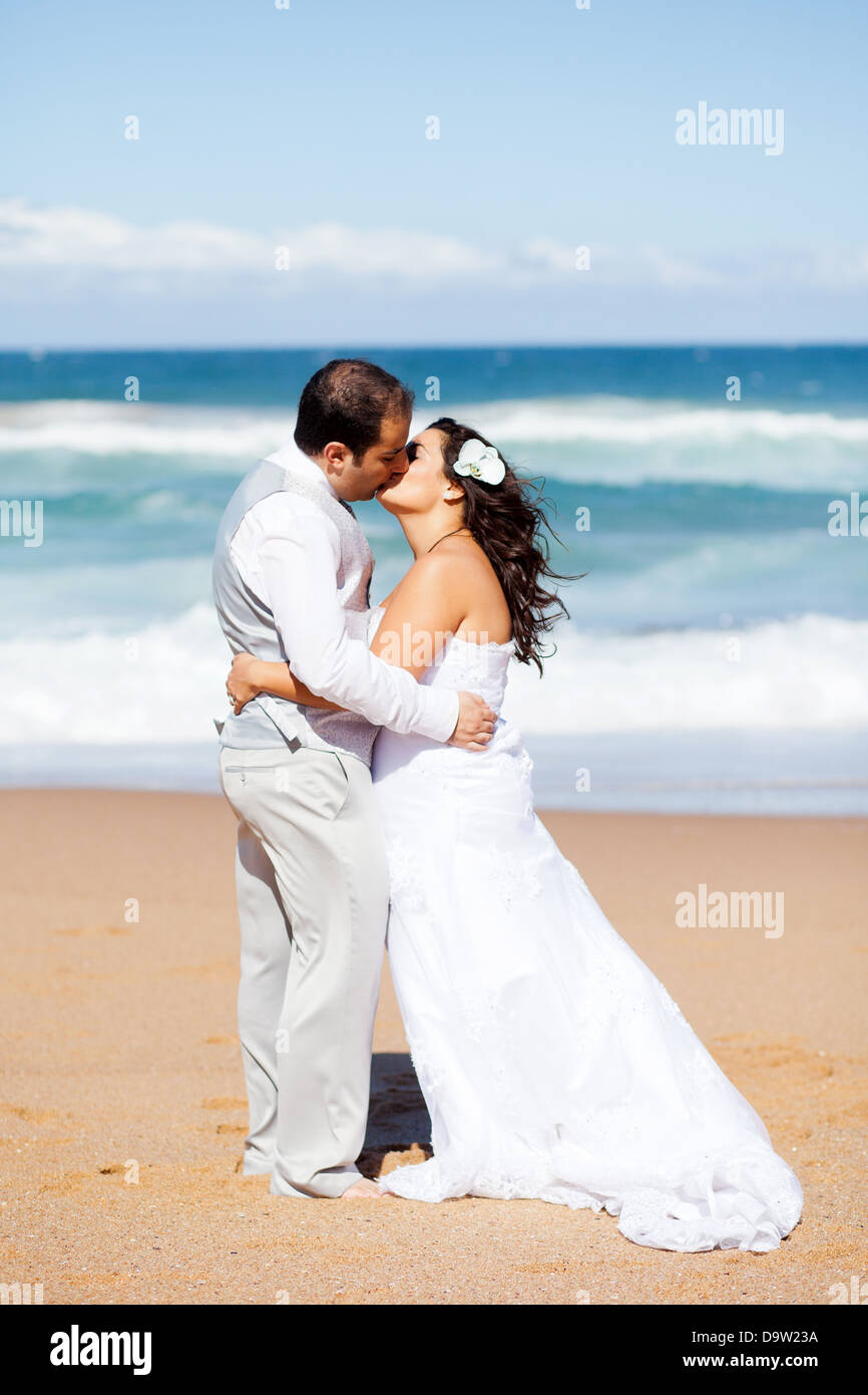 Bright sunny beach couple kiss on wedding day hi-res stock photography ...