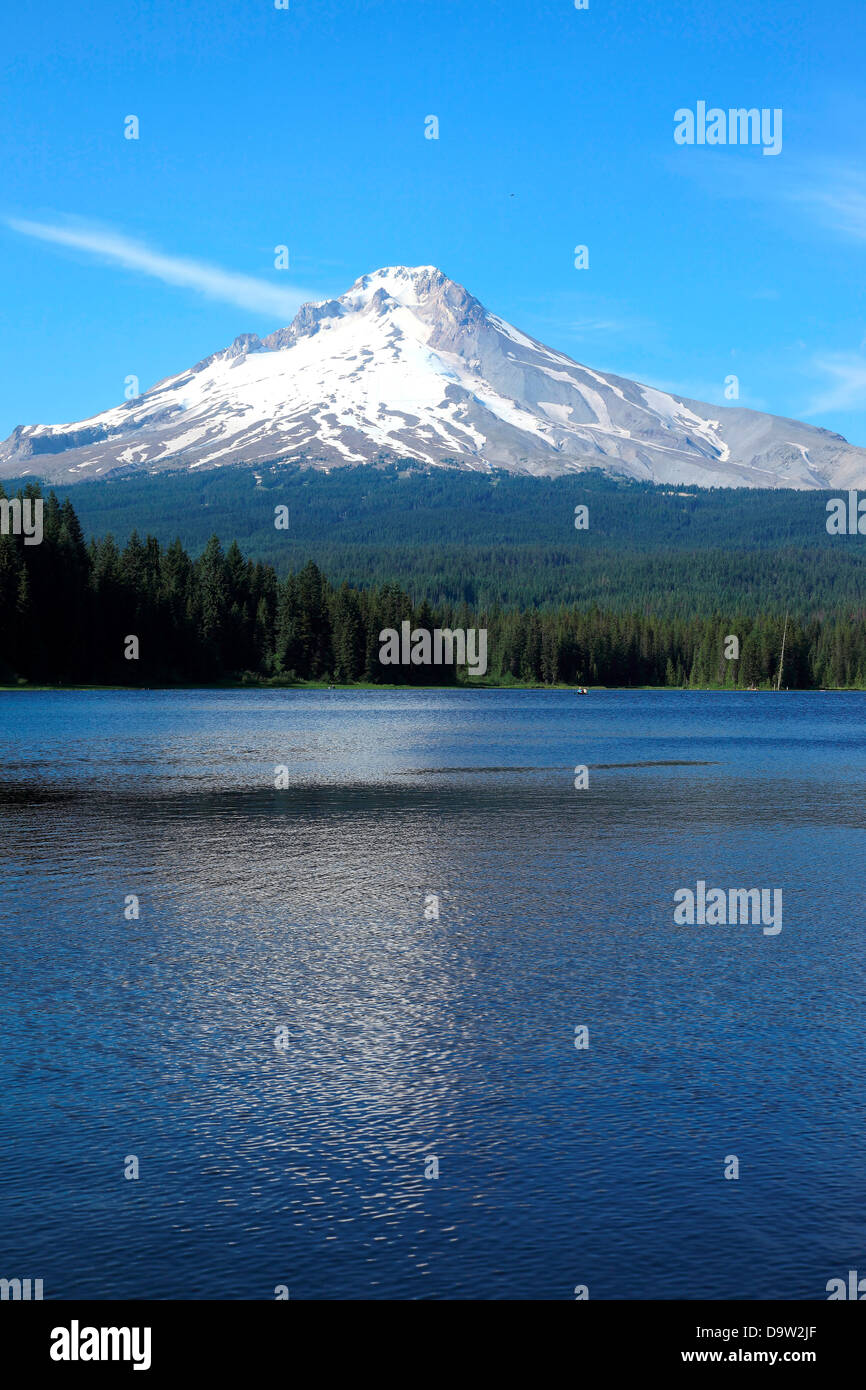 Mount Hood and its reflection in Orgegon Stock Photo - Alamy