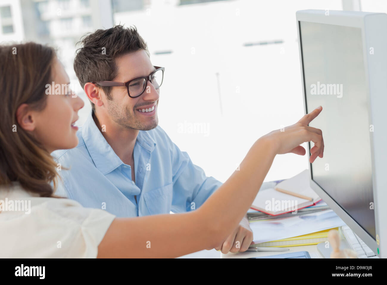 Pointing to computer screen hi-res stock photography and images - Alamy