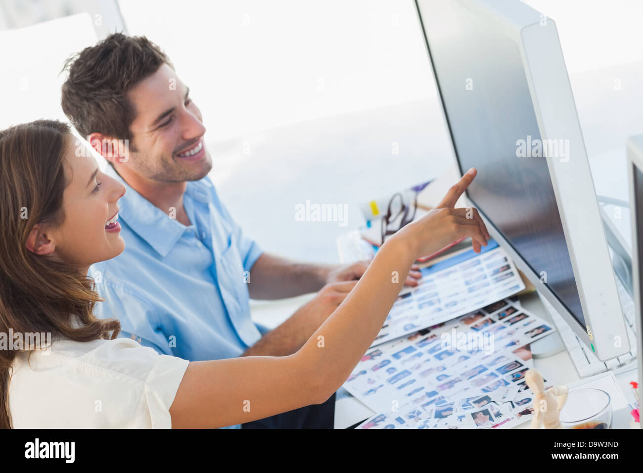 Pointing to computer screen hi-res stock photography and images - Alamy