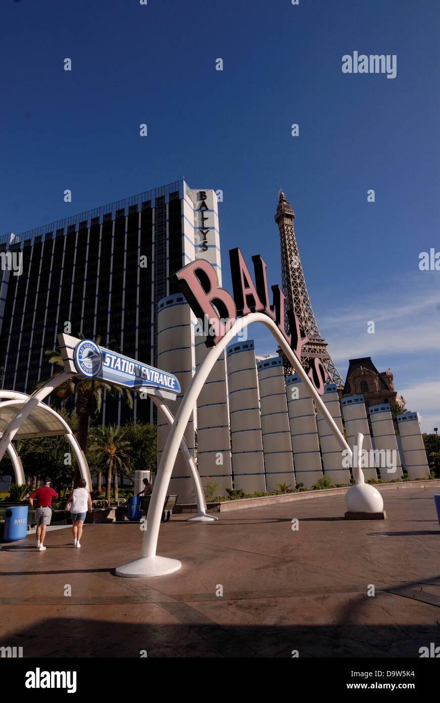 Hotel and casino in a city, Bally's Las Vegas, Paris Las Vegas, Replica ...