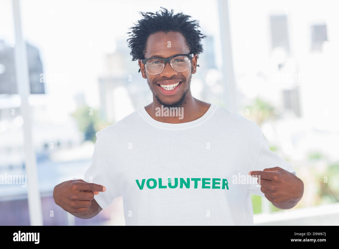 Black man volunteering hi-res stock photography and images - Alamy
