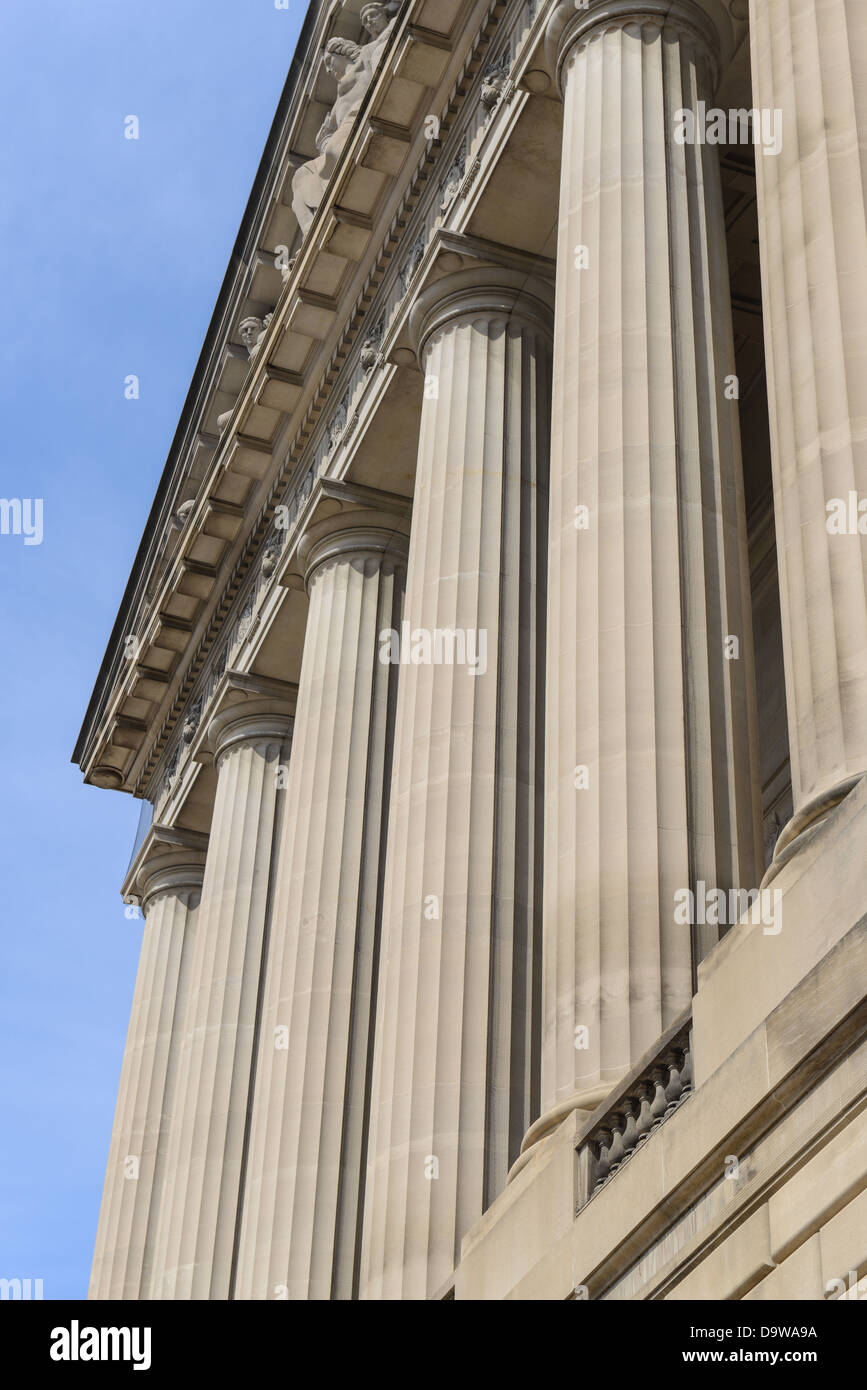 Angled concrete columns hi-res stock photography and images - Alamy