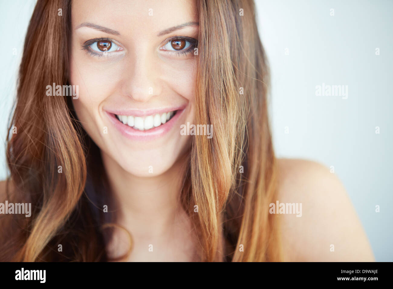 Happy woman looking at camera hi-res stock photography and images - Alamy