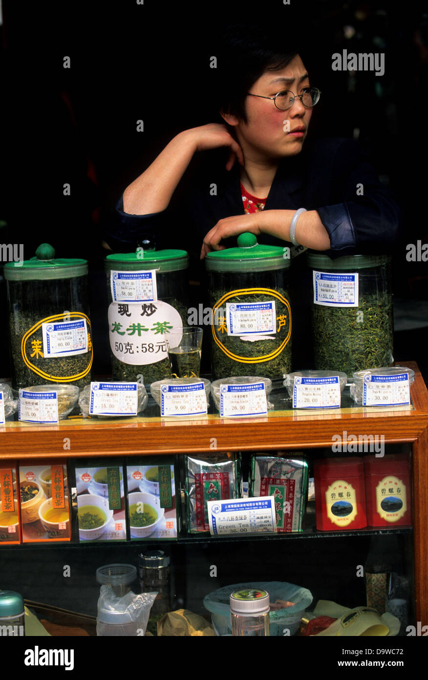 China, Shanghai, Street Scene, Woman Selling Tea Stock Photo - Alamy