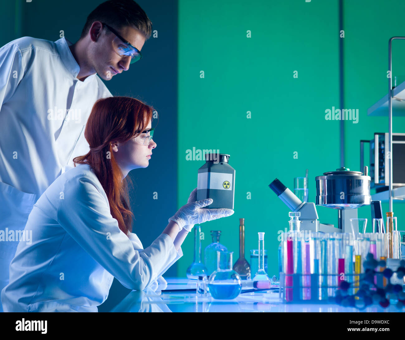 Two scientists in a lab hi-res stock photography and images - Alamy