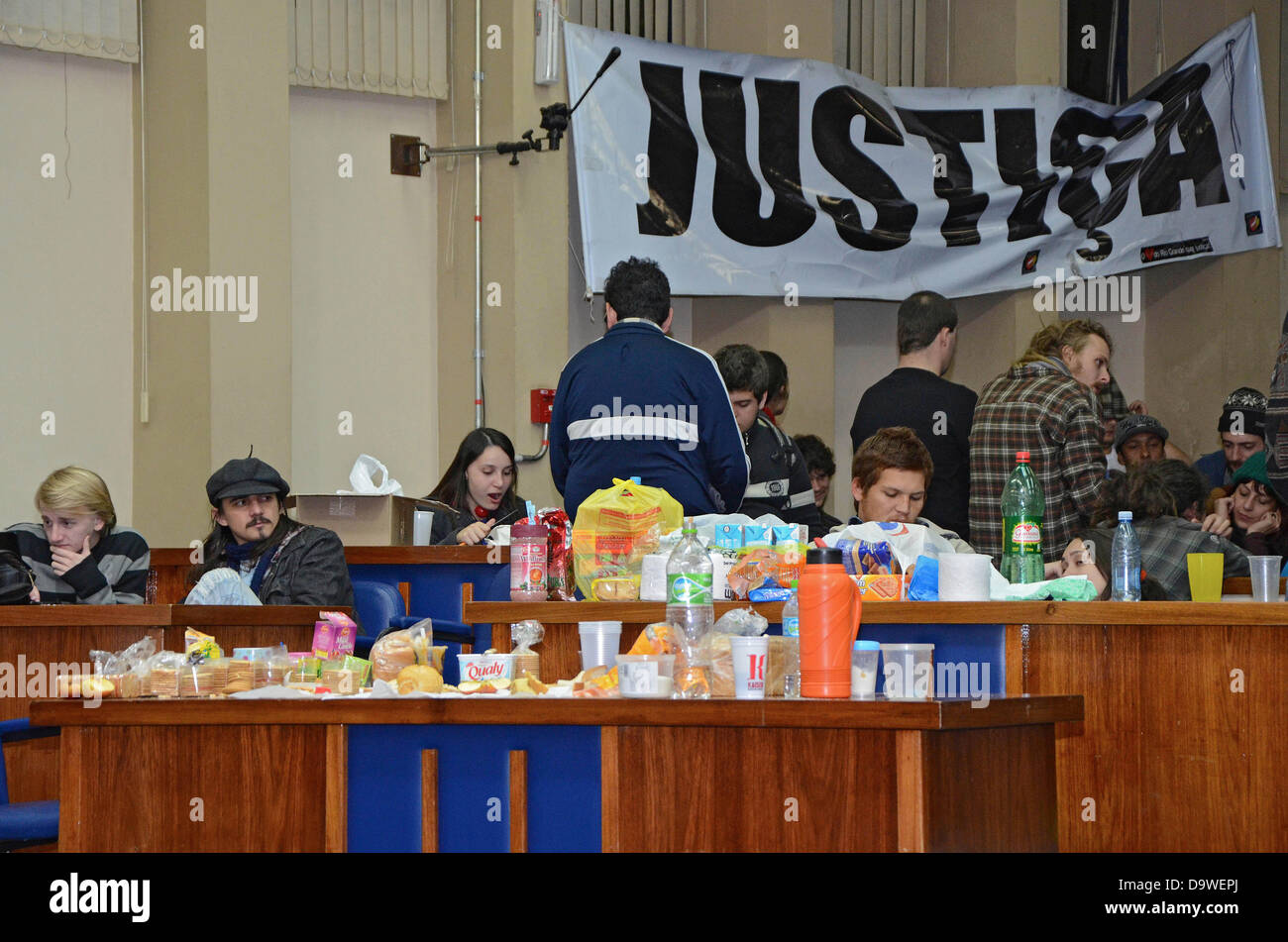 Protesters kiss hi-res stock photography and images - Alamy