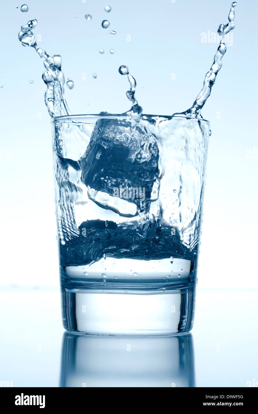 Ice cube falling glass water hi-res stock photography and images - Alamy