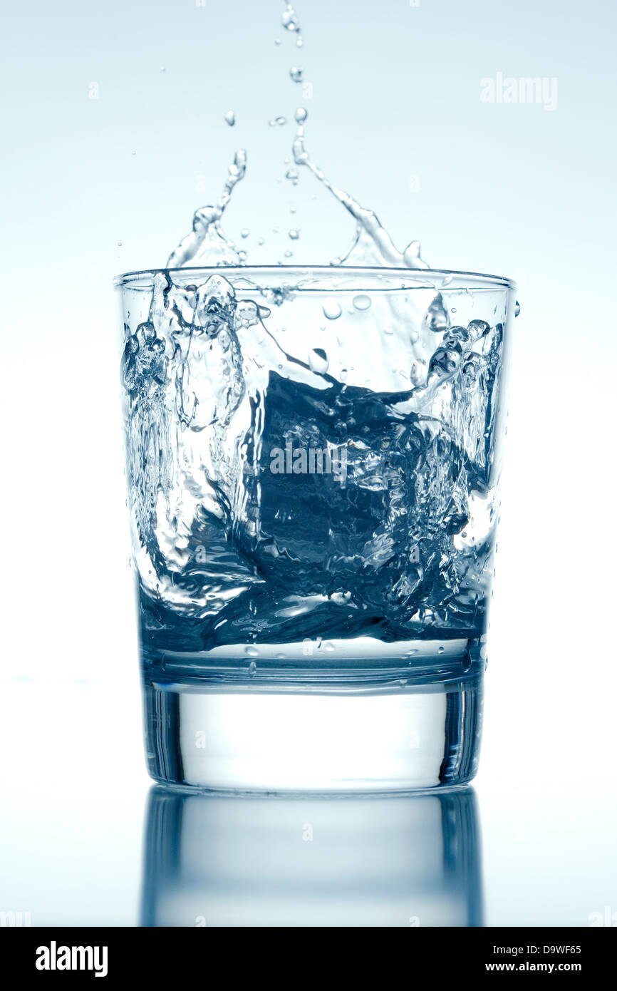 Ice cube falling glass water hi-res stock photography and images - Alamy