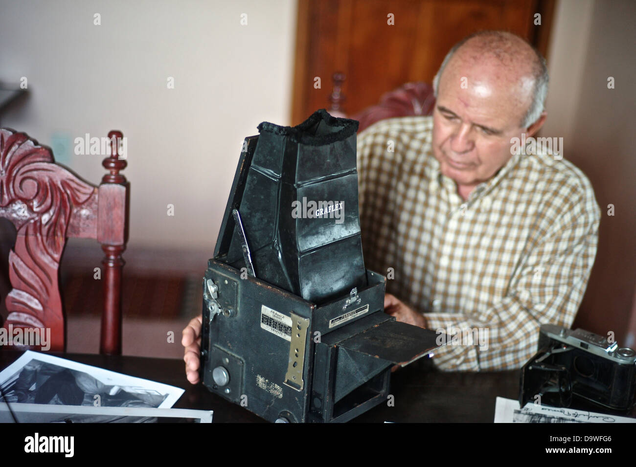 Cuba, Havana, Photographer holding old Graflex view camera Stock Photo ...