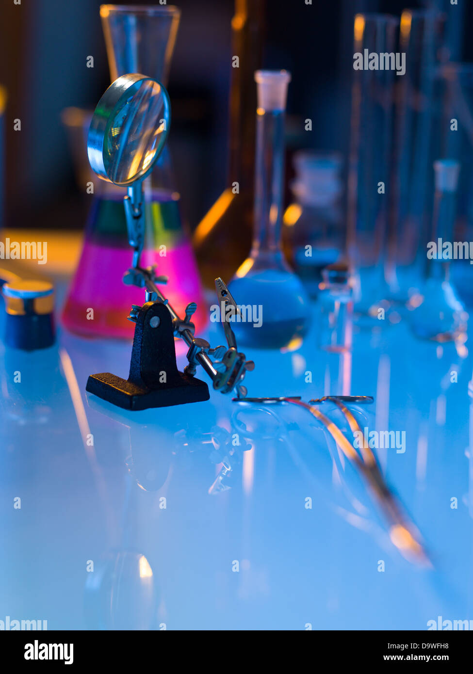 Vintage magnifying glass hi-res stock photography and images - Alamy