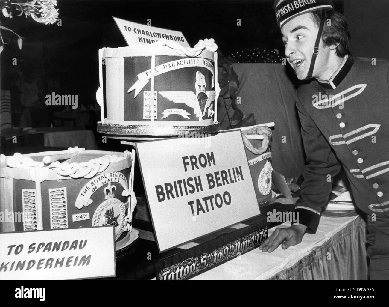 Three british soldiers Black and White Stock Photos & Images - Alamy