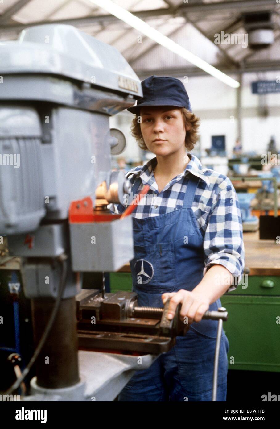Woman mechanic 1970s hi-res stock photography and images - Alamy