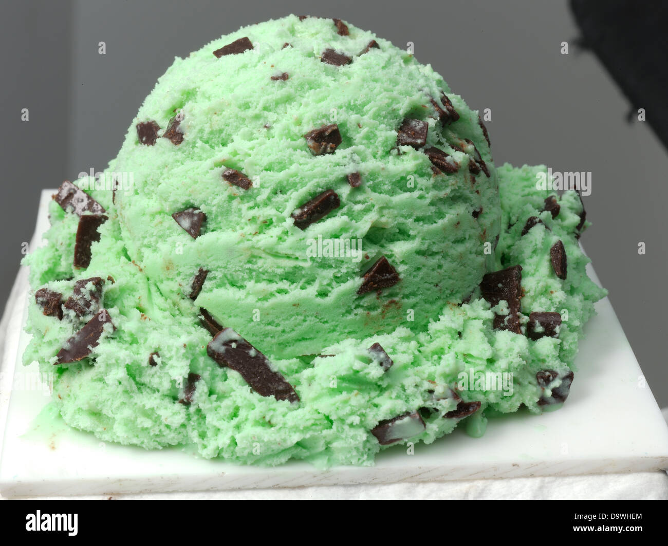 Bola De Helado De Chocolate Con Menta