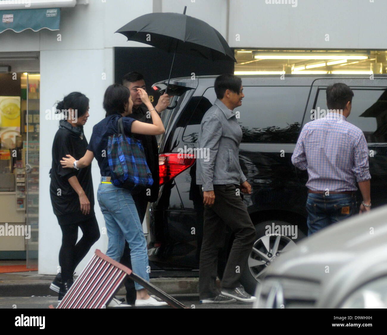 Chow Yun Fat and his wife went to have lunch with friends in Shanghai ...