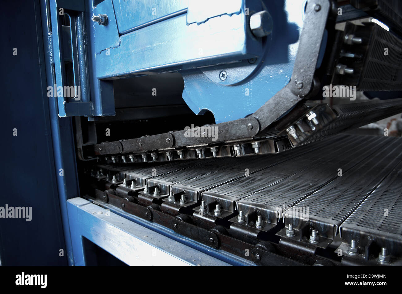 Conveyor chain hi-res stock photography and images - Alamy