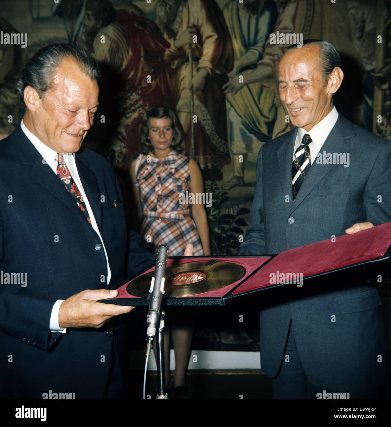 Josef Neckermann (r), chairman of the "Stiftung Deutsche Sporthilfe ...