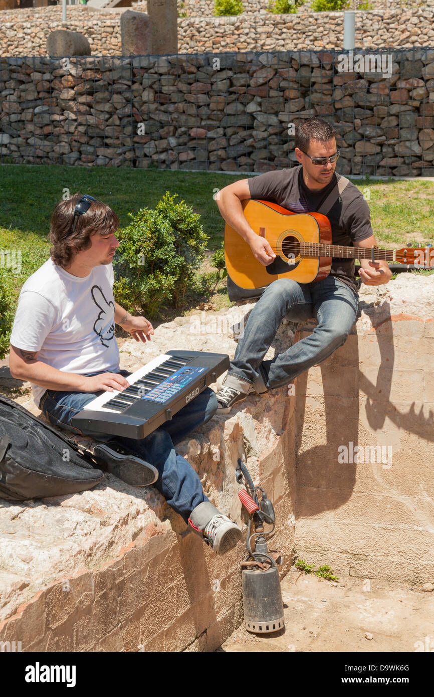 Street musician playing keyboard hi-res stock photography and images ...