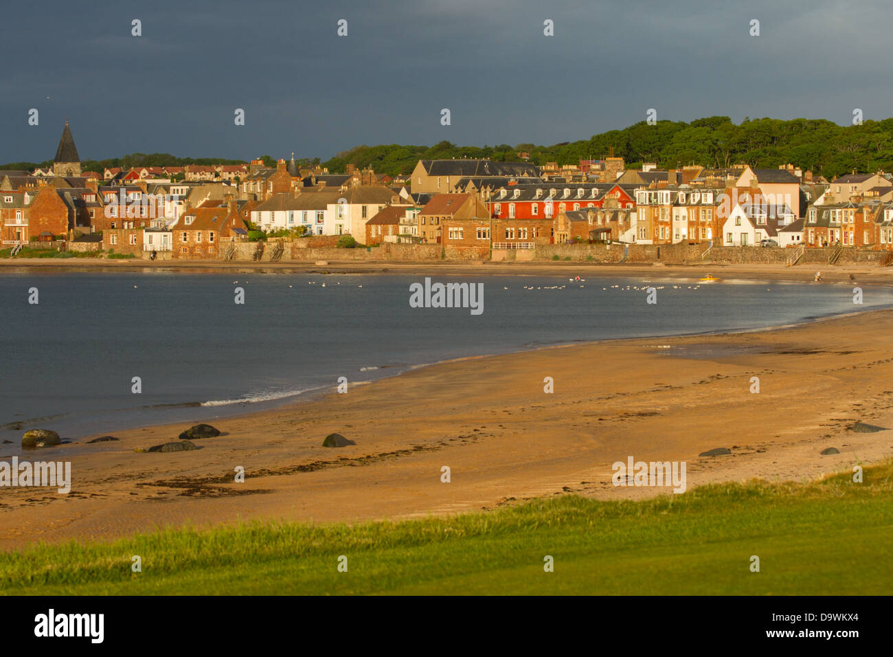 Sunset beach east lothian harbour hi-res stock photography and images ...