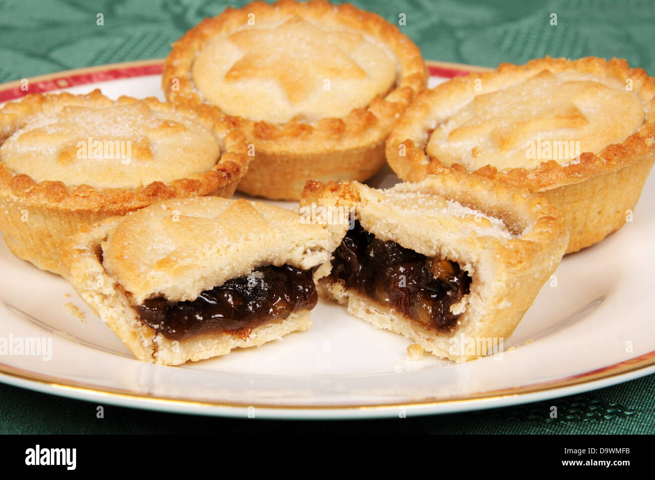Traditional English Christmas mince pies on a plate Stock Photo - Alamy