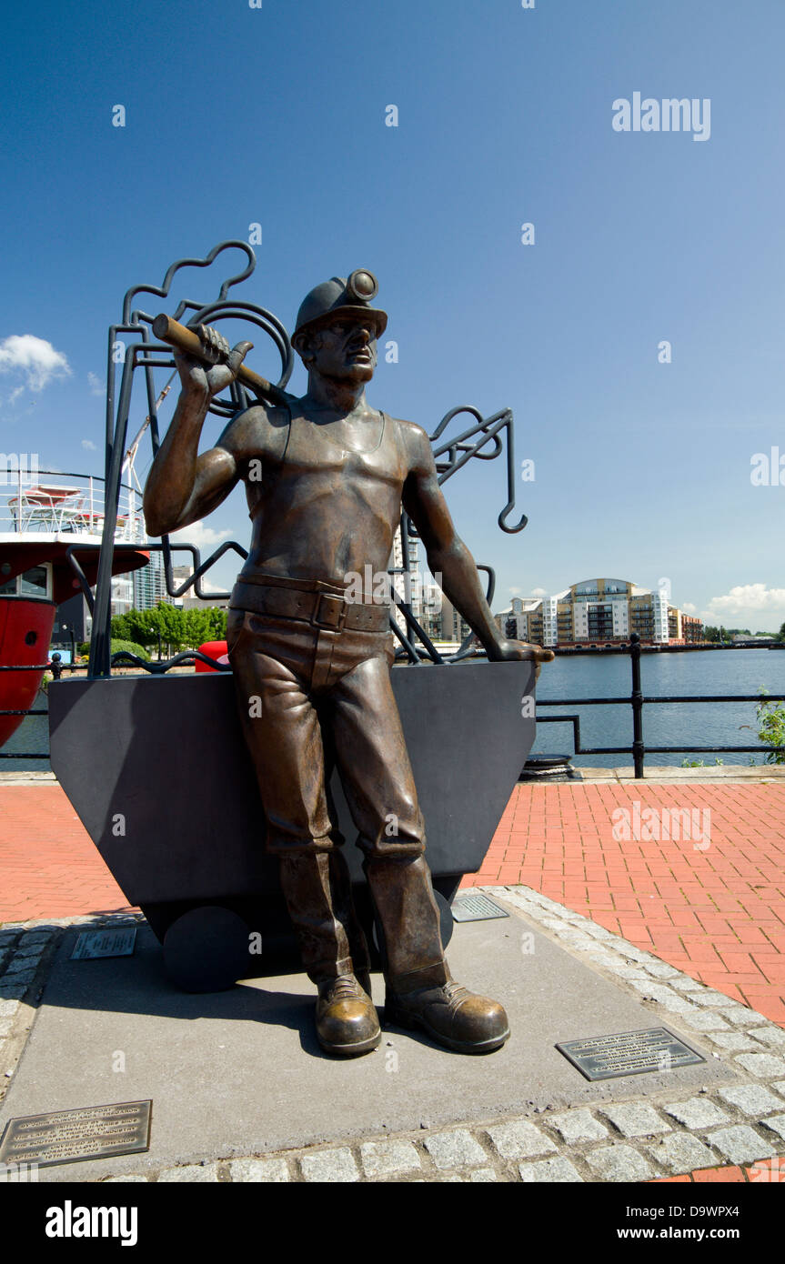 "From pit to port" by John Clinch and Jon Buck bronze statue and ...