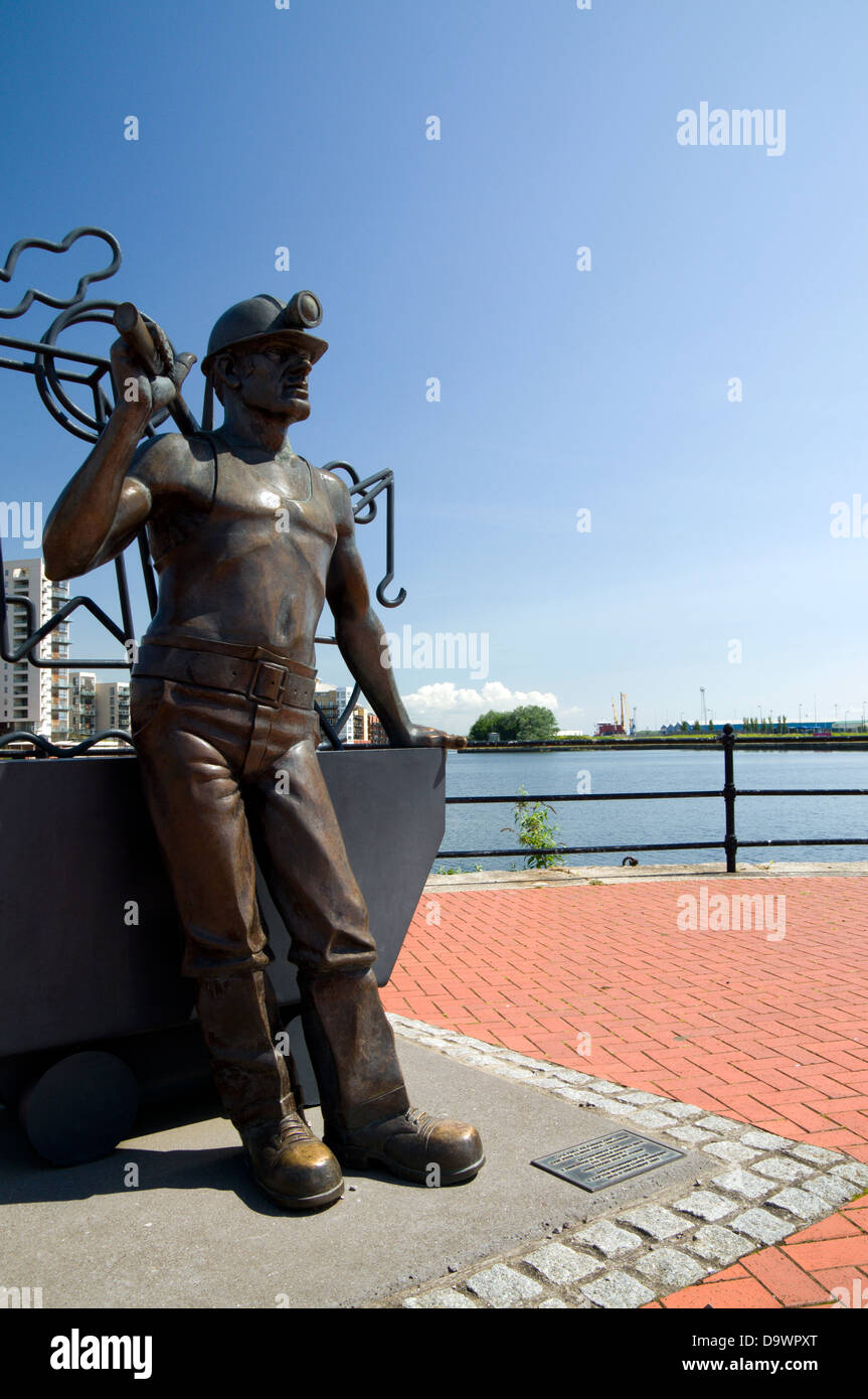 "From pit to port" by John Clinch and Jon Buck bronze statue and ...
