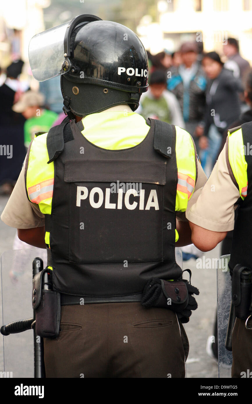 Police officer in riot gear hi-res stock photography and images - Alamy