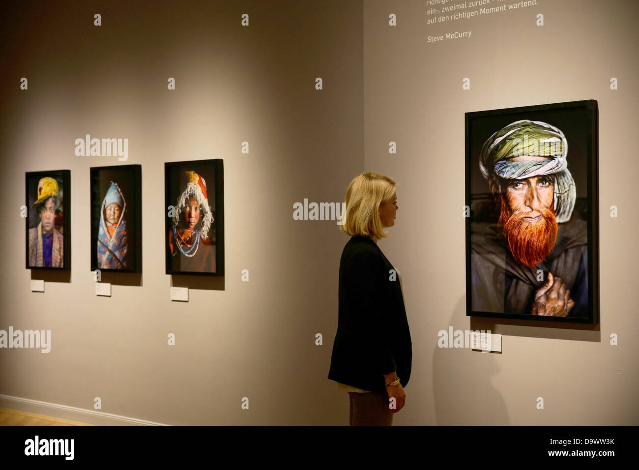 Steve mccurry magnum photographer hi-res stock photography and images ...