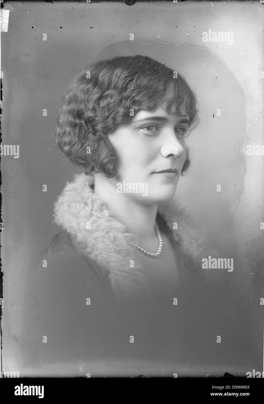 Woman hairstyle fashion Black and White Stock Photos & Images - Alamy