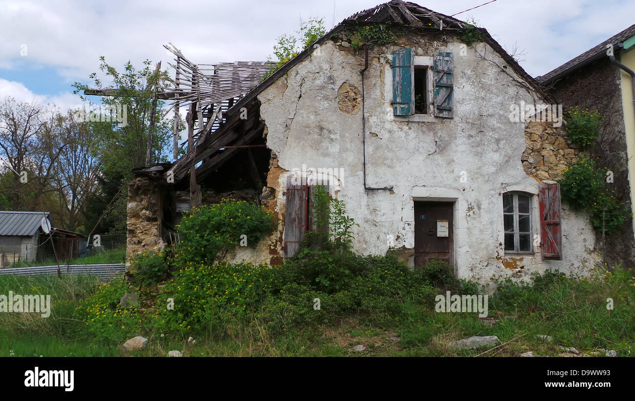 Falling down house hi-res stock photography and images - Alamy