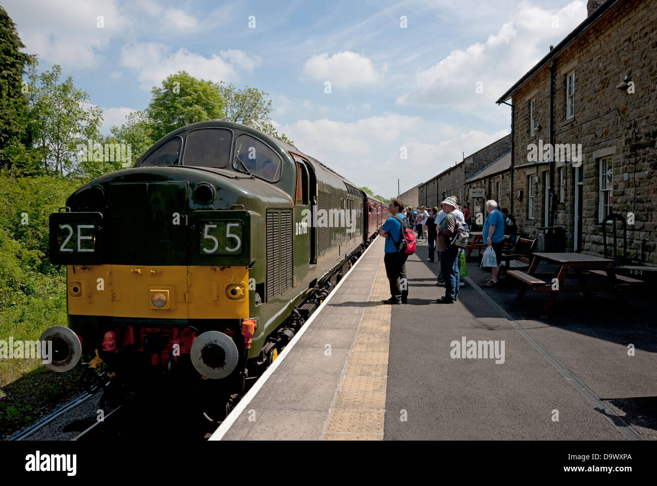 People waiting platform and diesel engine train in summer Leyburn ...