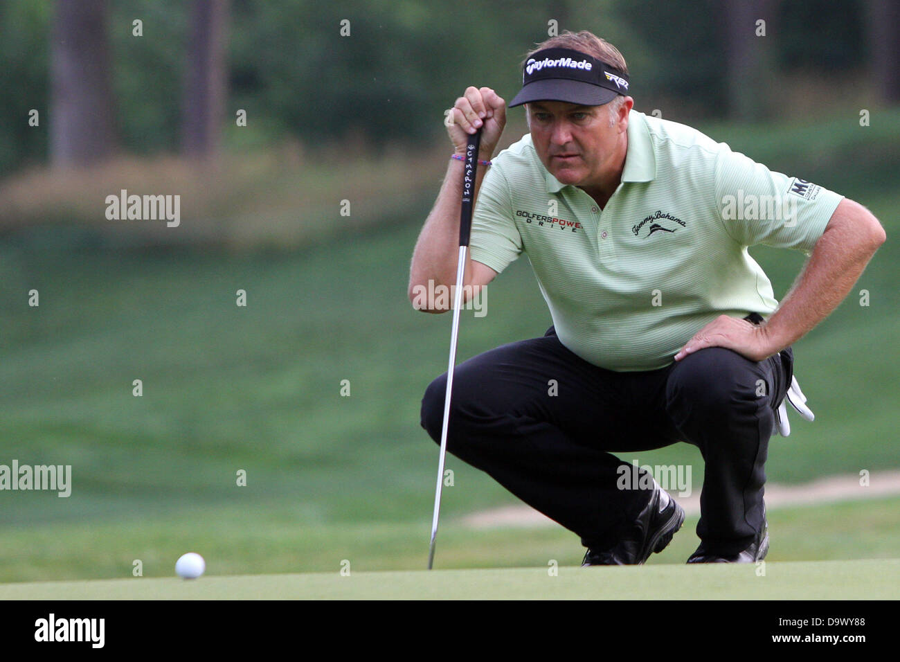 Bethesda, Maryland, USA. 27th June 2013. Ken Duke sizes up his putt ...