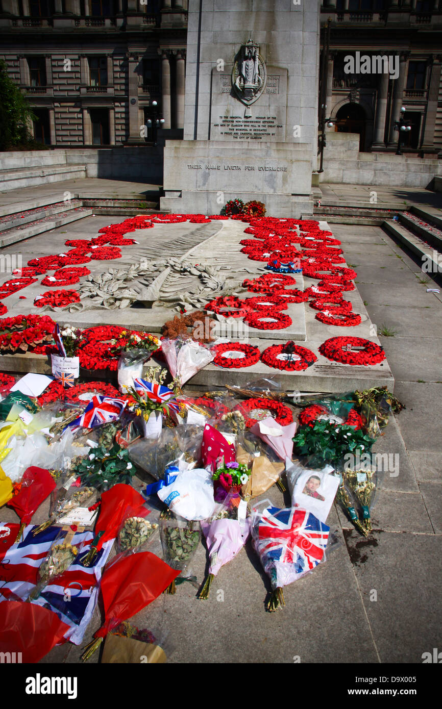 Poppy wreaths on Glasgow War Memorial cenotaph George Square Stock ...