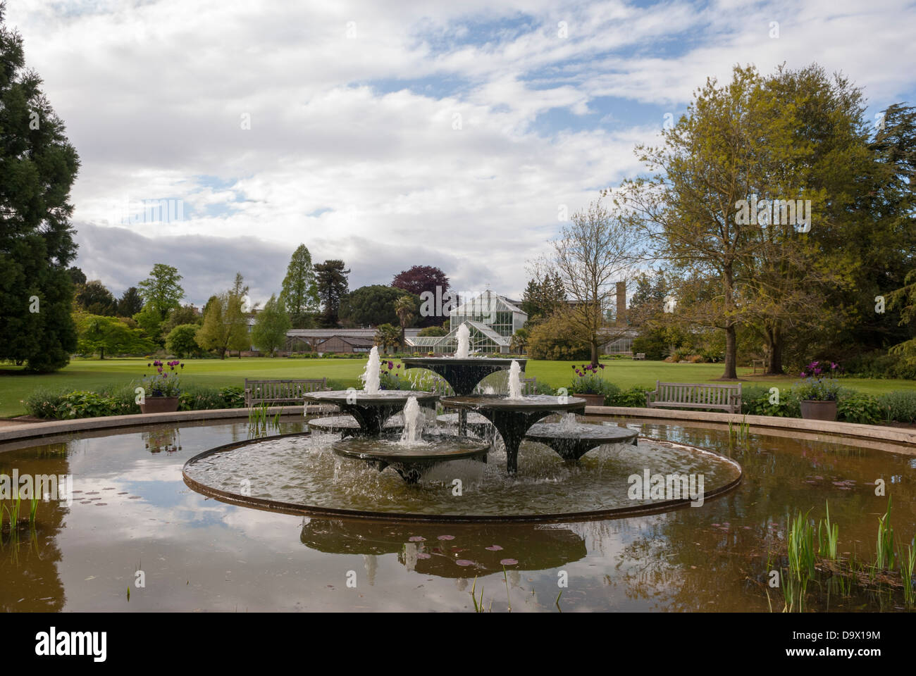 Fountain water feature in the Cambridge University Botanic Garden ...