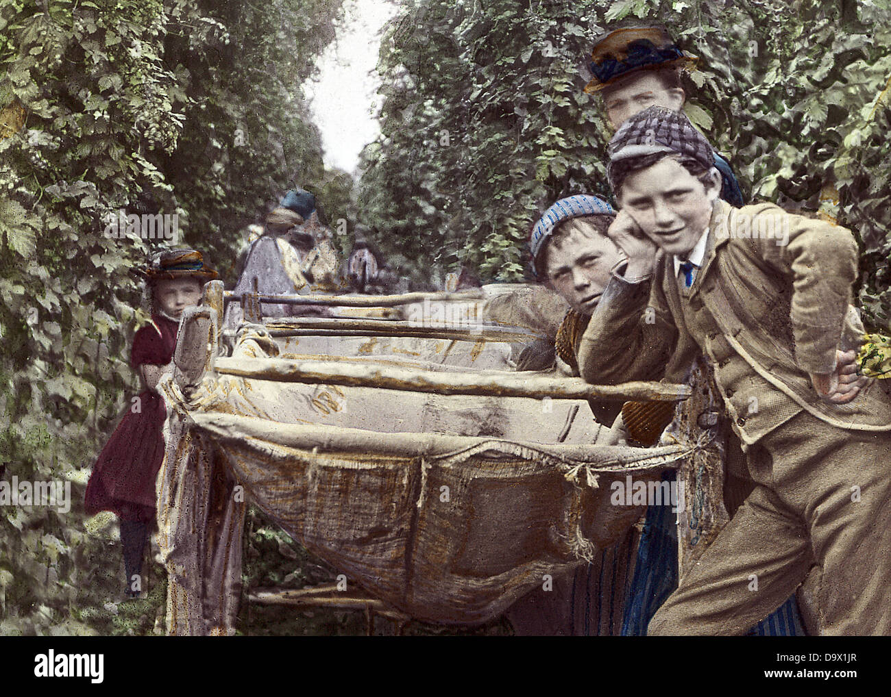 Hop pickers hi-res stock photography and images - Alamy