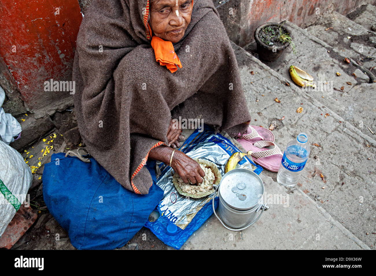 Indian woman eating rice. Mullik ghat, Calcutta, West Bengal, India ...