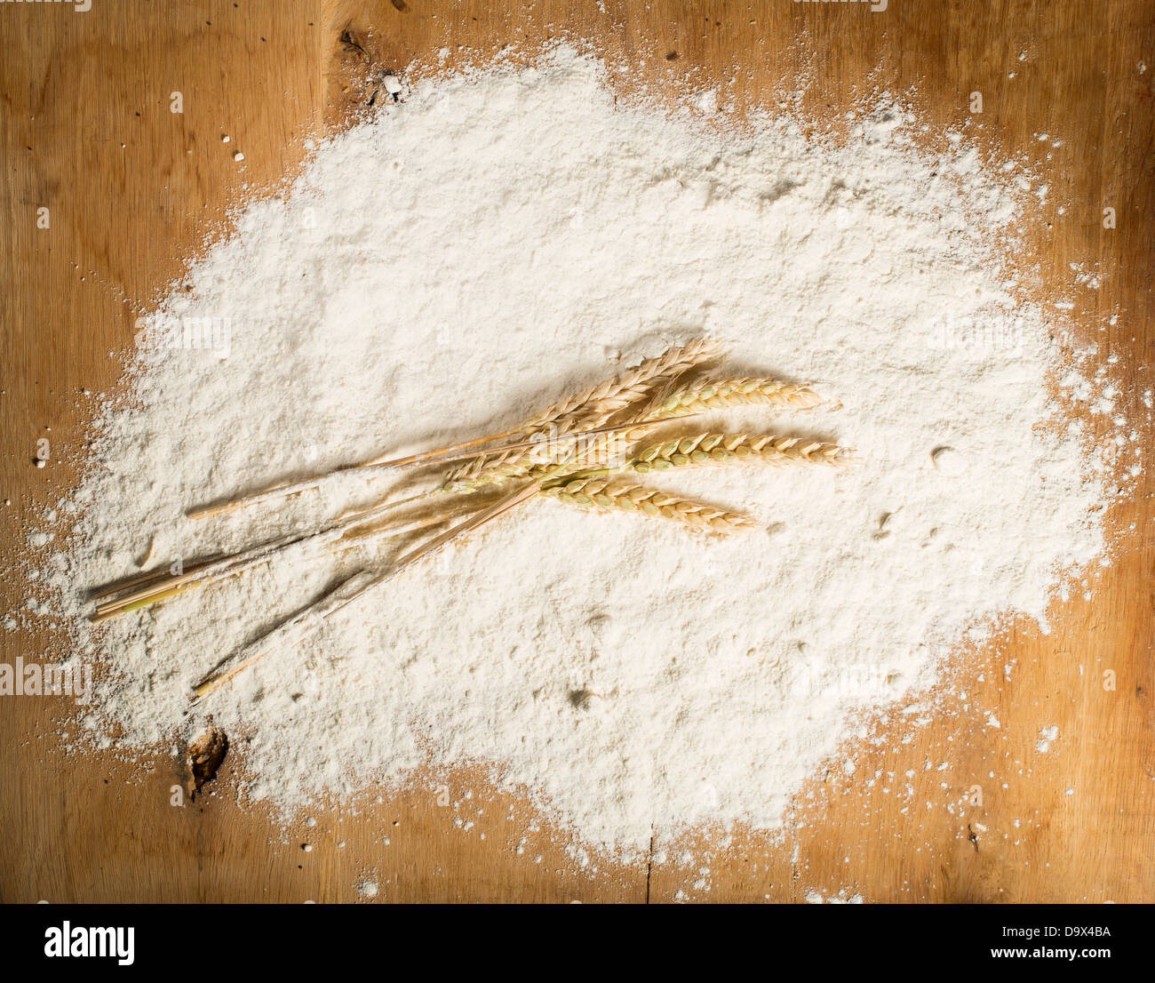 Pile of flour and wheat plants Stock Photo - Alamy