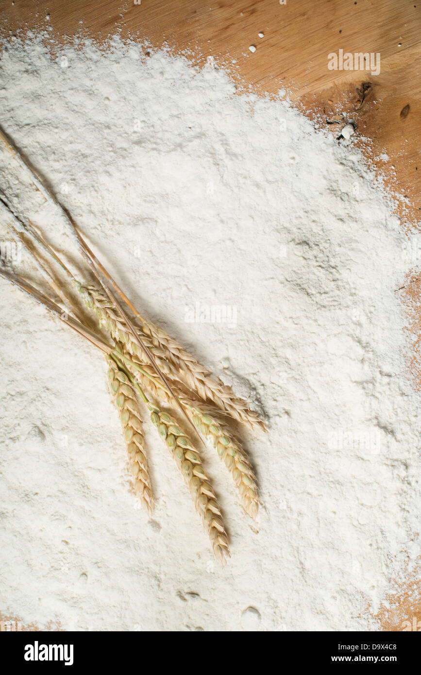 Pile of flour and wheat plants Stock Photo - Alamy