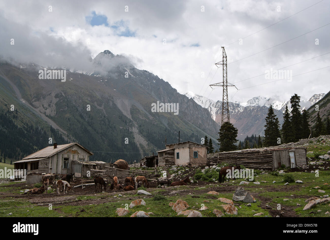 Farmhouse and mountain hi-res stock photography and images - Alamy