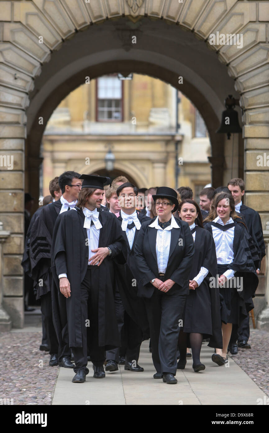 GRADUATION DAT AT CAMBRIDGE UNIVERSITY SHOWS STUDENTS ON THEIR WAY TO ...