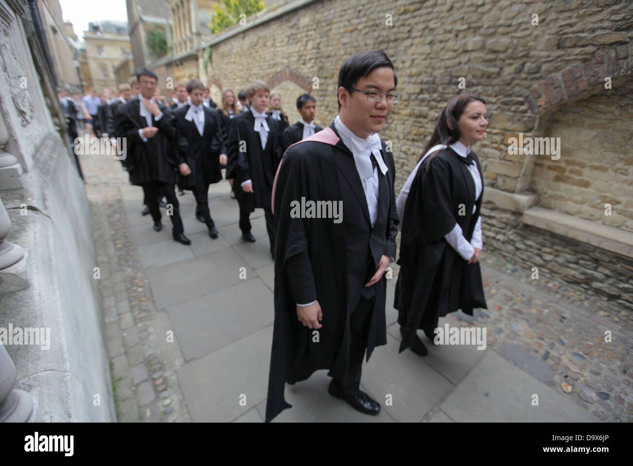 GRADUATION DAT AT CAMBRIDGE UNIVERSITY SHOWS STUDENTS ON THEIR WAY TO ...