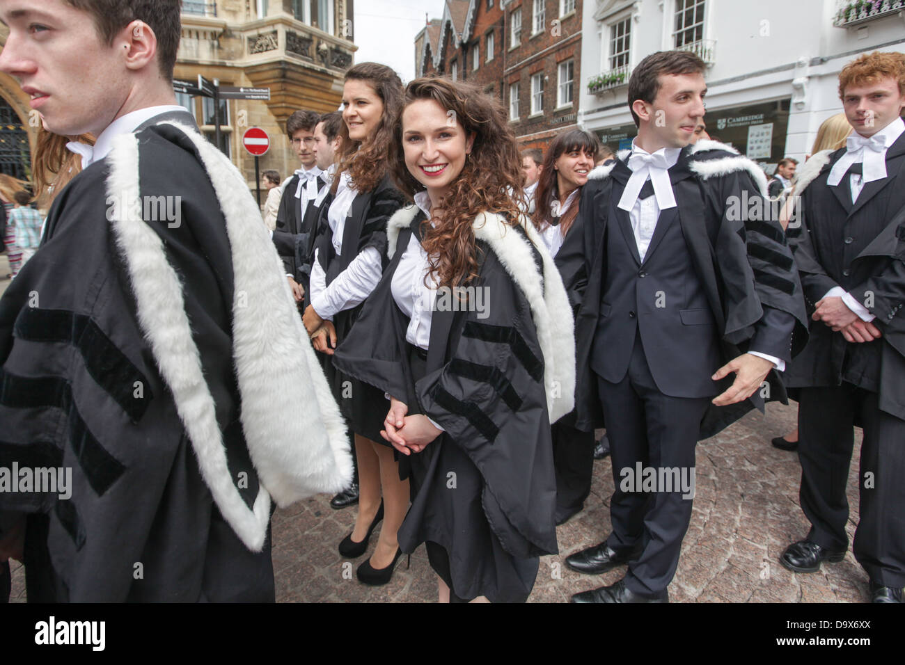 GRADUATION DAT AT CAMBRIDGE UNIVERSITY SHOWS STUDENTS ON THEIR WAY TO ...