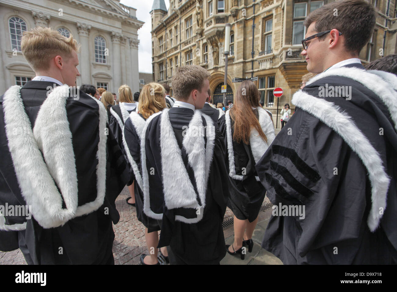 GRADUATION DAT AT CAMBRIDGE UNIVERSITY SHOWS STUDENTS ON THEIR WAY TO ...